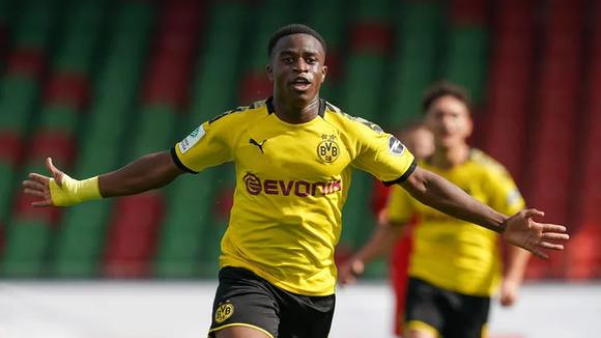 Moukoko acuerda la renovación con el Borussia